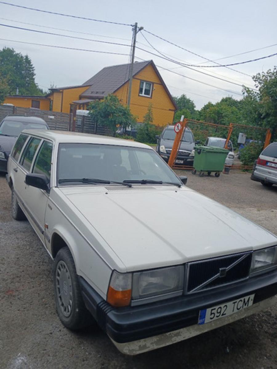 White Volvo 740 1988 in Kohtla-Jarve, with an engine capacity of 2.40 L and mileage of 233 thousand km for 2600 €, photo 1 on AUTOMOTO.COM.LV