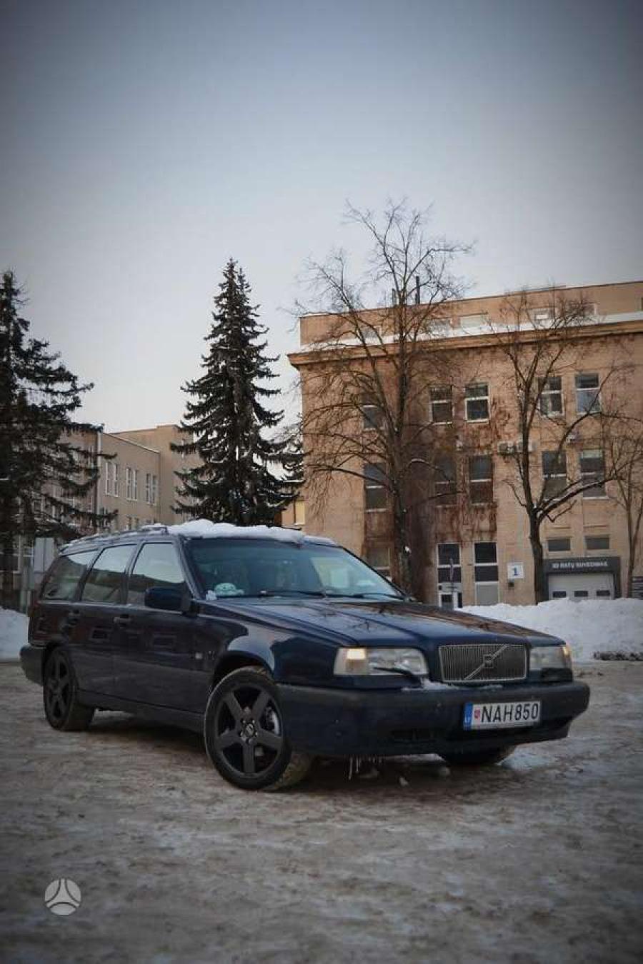 Blue Volvo 850 1996 in Vilnius, with an engine capacity of 2.00 L and mileage of 310 thousand km for 1850 €, photo 1 on AUTOMOTO.COM.LV