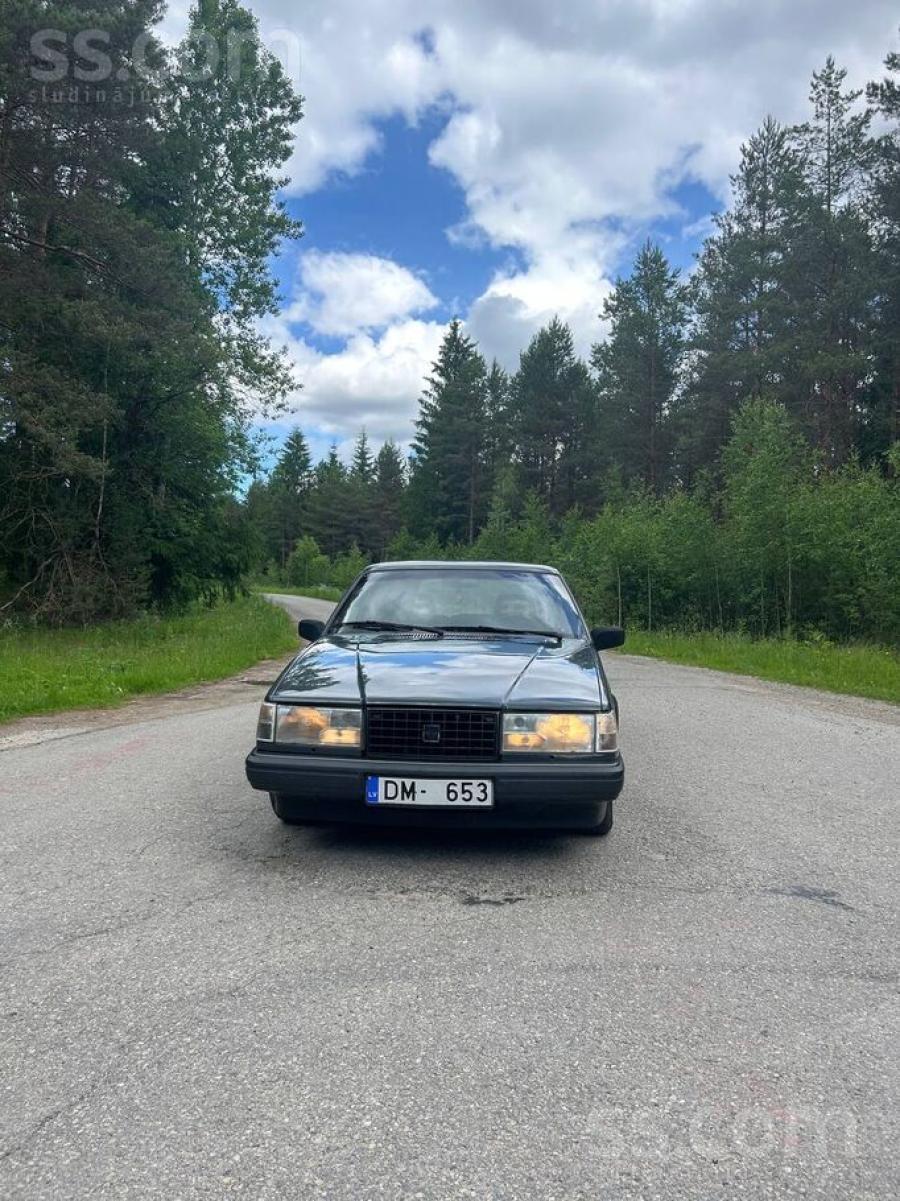 Grey Volvo 940 1991 in Riga, with an engine capacity of 2.40 L and mileage of 505 thousand km for 2650 €, photo 5 on AUTOMOTO.COM.LV
