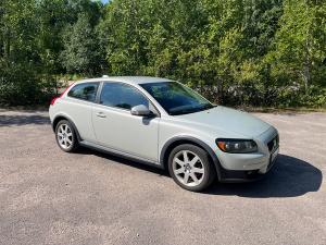 Smilšu krāsa Volvo C30 2009 Jehvi, ar dzinēja tilpumu 1.60 L un nobraukumu 210 tūkst. km par 2800 €, foto  vietnē AUTOMOTO.COM.LV