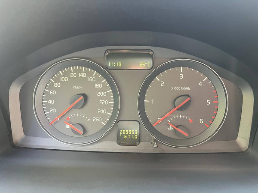 Beige Volvo C30 2009 in Johvi, with an engine capacity of 1.60 L and mileage of 210 thousand km for 2800 €, photo 13 on AUTOMOTO.COM.LV