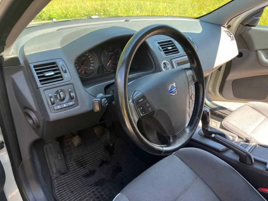 Beige Volvo C30 2009 in Johvi, with an engine capacity of 1.60 L and mileage of 210 thousand km for 2800 €, photo 19 on AUTOMOTO.COM.LV