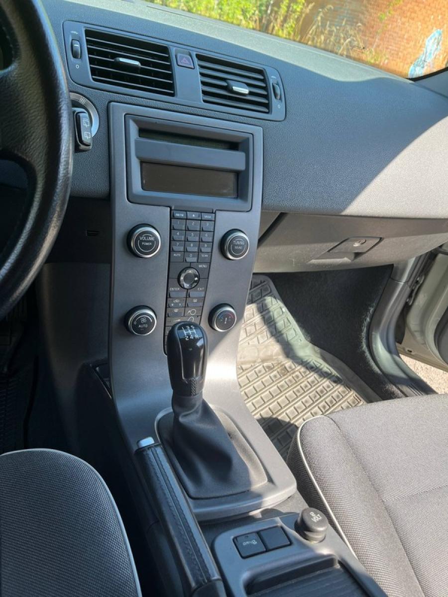 Beige Volvo C30 2009 in Johvi, with an engine capacity of 1.60 L and mileage of 210 thousand km for 2800 €, photo 21 on AUTOMOTO.COM.LV