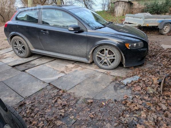 Black Volvo C30 2007 in Tukums, with an engine capacity of 2.00 L and mileage of 400 thousand km for 1500 €, photo 4 on AUTOMOTO.COM.LV