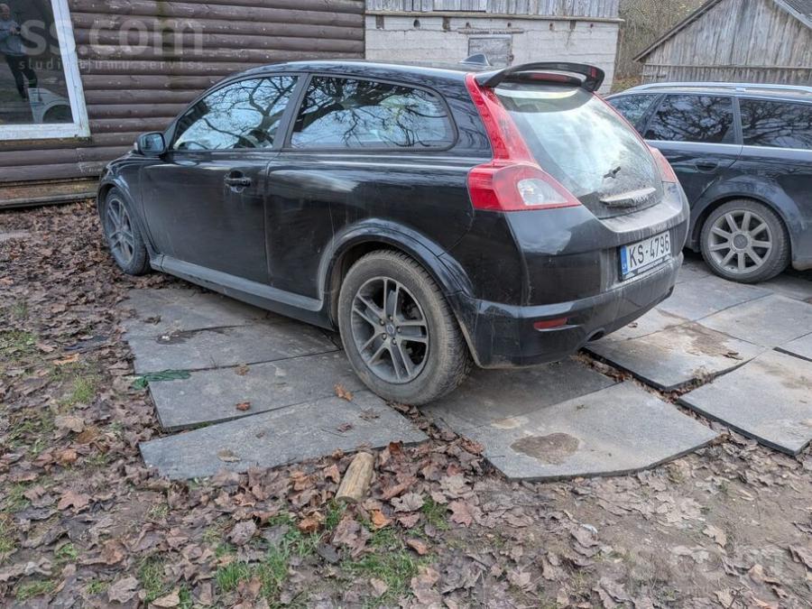 Black Volvo C30 2007 in Tukums, with an engine capacity of 2.00 L and mileage of 400 thousand km for 1150 €, photo 1 on AUTOMOTO.COM.LV