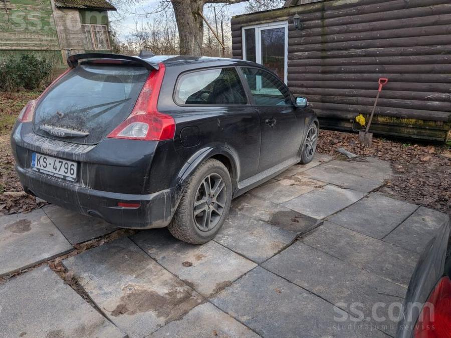 Black Volvo C30 2007 in Tukums, with an engine capacity of 2.00 L and mileage of 400 thousand km for 1150 €, photo 4 on AUTOMOTO.COM.LV