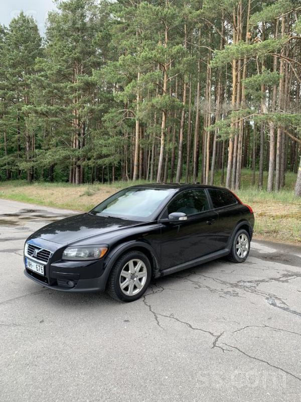 Black Volvo C30 2007 in Riga, with an engine capacity of 1.60 L and mileage of 449 thousand km for 3995 €, photo 1 on AUTOMOTO.COM.LV