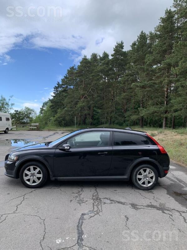 Black Volvo C30 2007 in Riga, with an engine capacity of 1.60 L and mileage of 449 thousand km for 3995 €, photo 2 on AUTOMOTO.COM.LV