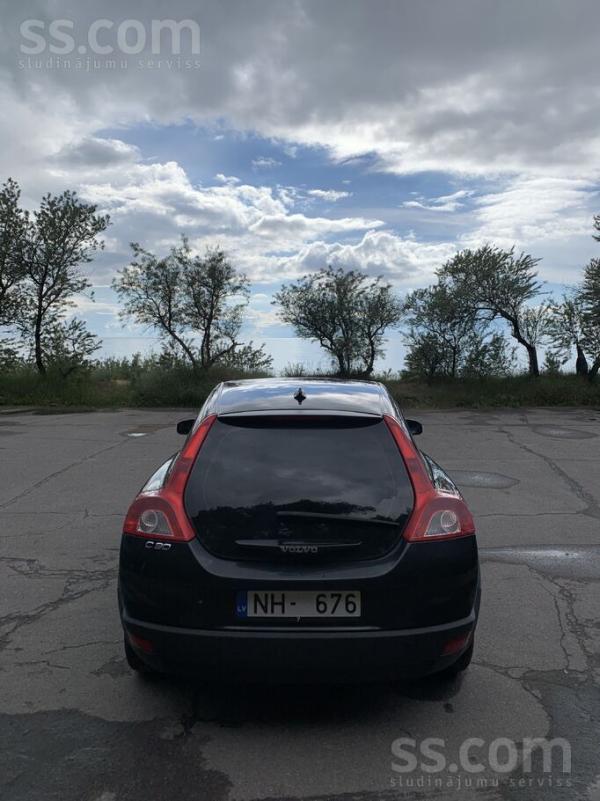 Black Volvo C30 2007 in Riga, with an engine capacity of 1.60 L and mileage of 449 thousand km for 3995 €, photo 4 on AUTOMOTO.COM.LV