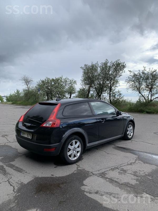 Black Volvo C30 2007 in Riga, with an engine capacity of 1.60 L and mileage of 449 thousand km for 3995 €, photo 5 on AUTOMOTO.COM.LV