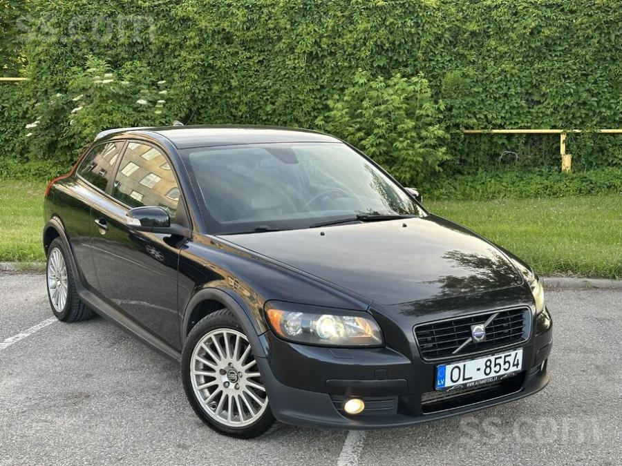 Black Volvo C30 2007 in Jelgava, with an engine capacity of 2.40 L and mileage of 275 thousand km for 3950 €, photo 1 on AUTOMOTO.COM.LV