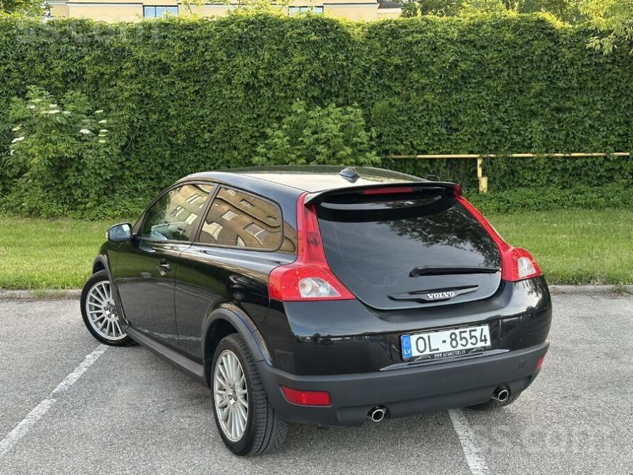 Black Volvo C30 2007 in Jelgava, with an engine capacity of 2.40 L and mileage of 275 thousand km for 3950 €, photo 5 on AUTOMOTO.COM.LV