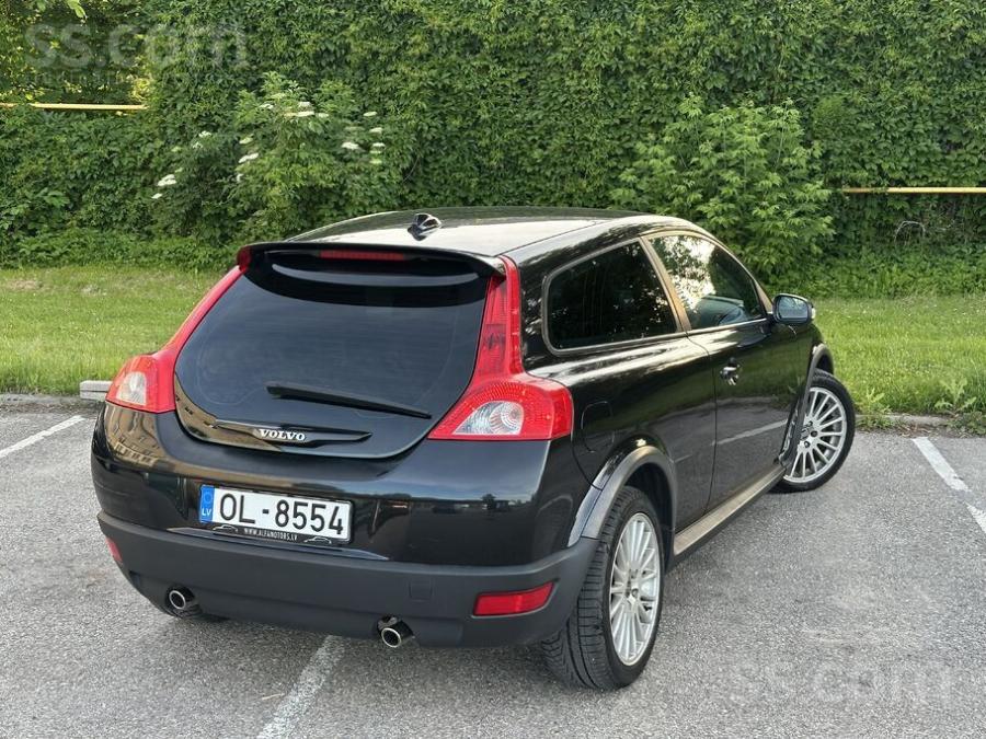 Black Volvo C30 2007 in Jelgava, with an engine capacity of 2.40 L and mileage of 275 thousand km for 3950 €, photo 7 on AUTOMOTO.COM.LV