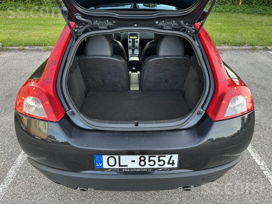 Black Volvo C30 2007 in Jelgava, with an engine capacity of 2.40 L and mileage of 275 thousand km for 3950 €, photo 8 on AUTOMOTO.COM.LV