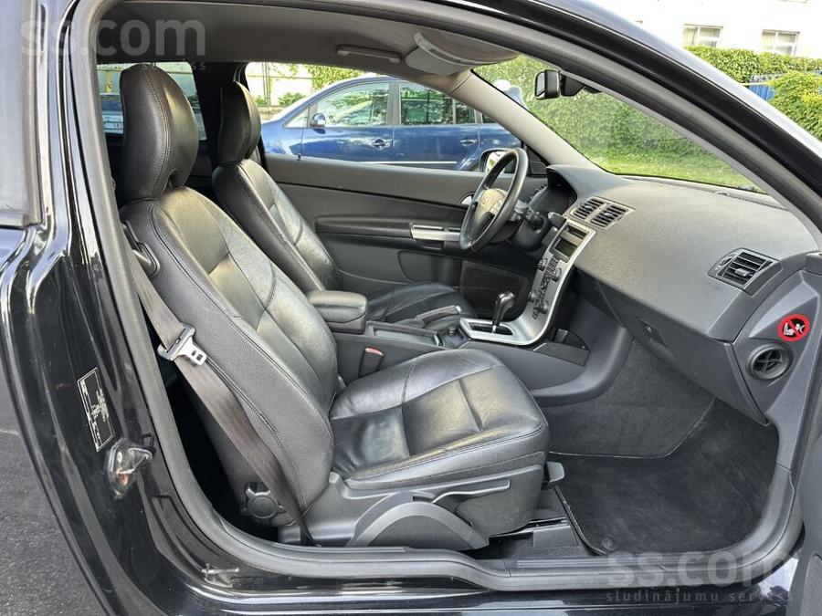 Black Volvo C30 2007 in Jelgava, with an engine capacity of 2.40 L and mileage of 275 thousand km for 3950 €, photo 11 on AUTOMOTO.COM.LV