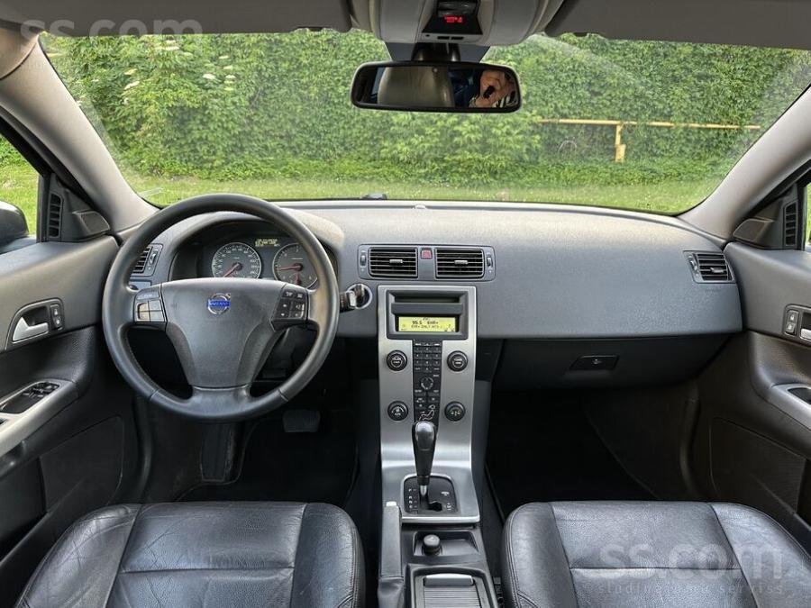Black Volvo C30 2007 in Jelgava, with an engine capacity of 2.40 L and mileage of 275 thousand km for 3950 €, photo 13 on AUTOMOTO.COM.LV