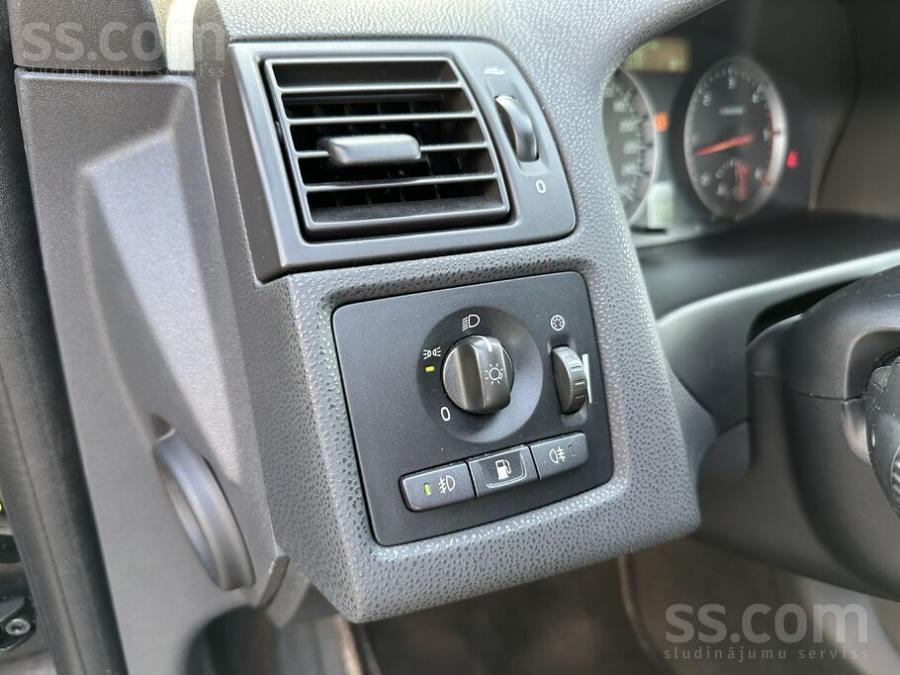 Black Volvo C30 2007 in Jelgava, with an engine capacity of 2.40 L and mileage of 275 thousand km for 3950 €, photo 25 on AUTOMOTO.COM.LV