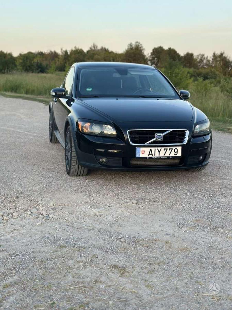 Black Volvo C30 2007 in Vilnius, with an engine capacity of 2.40 L and mileage of 240 thousand km for 3250 €, photo 4 on AUTOMOTO.COM.LV