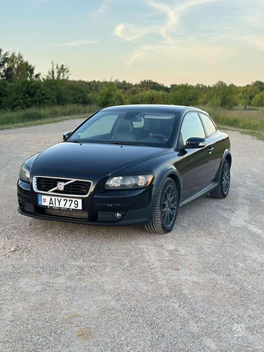 Black Volvo C30 2007 in Vilnius, with an engine capacity of 2.40 L and mileage of 240 thousand km for 3250 €, photo 5 on AUTOMOTO.COM.LV