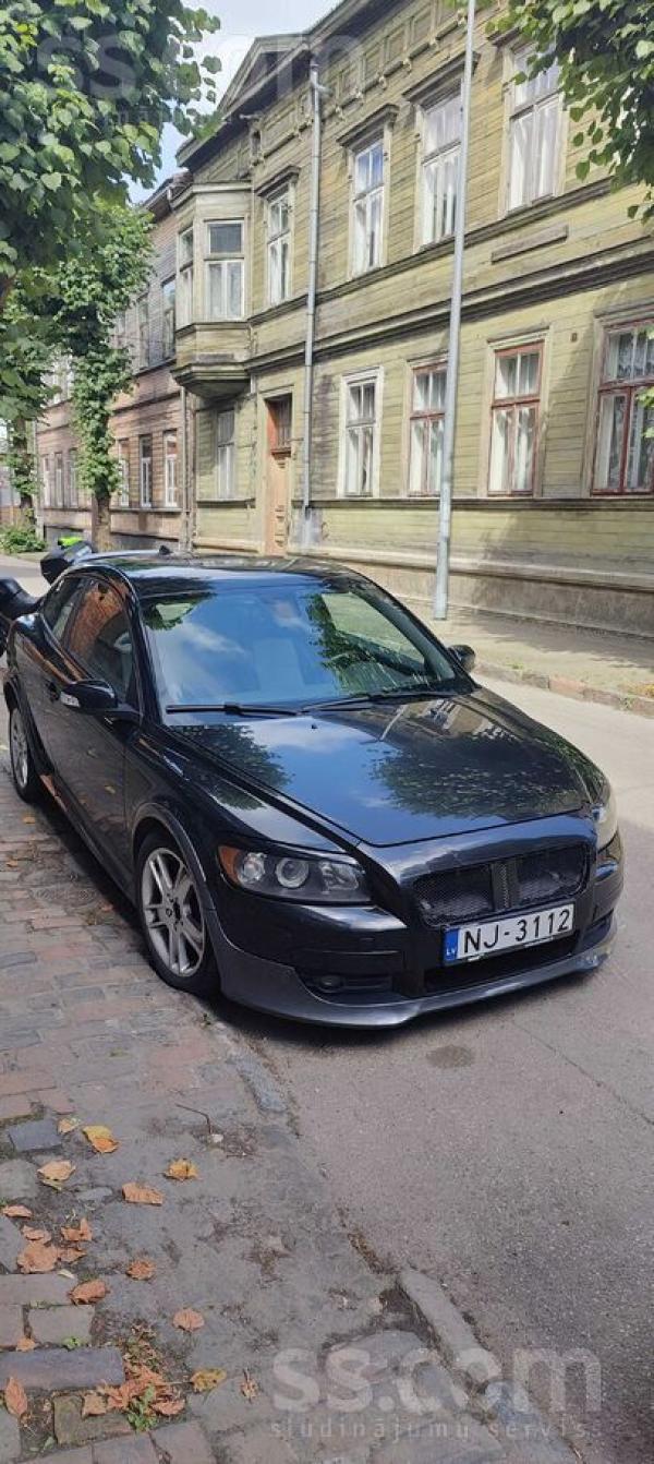 Black Volvo C30 2007 in Riga, with an engine capacity of 2.00 L and mileage of 336 thousand km for 2500 €, photo 9 on AUTOMOTO.COM.LV
