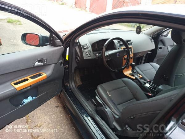 Black Volvo C30 2007 in Riga, with an engine capacity of 2.00 L and mileage of 400 thousand km for 1100 €, photo 9 on AUTOMOTO.COM.LV