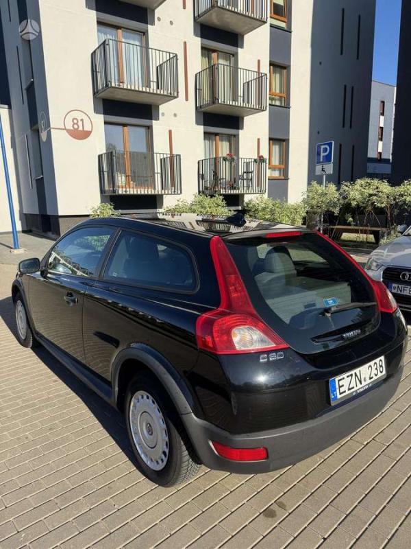 Melns Volvo C30 2008 Viļņa, ar dzinēja tilpumu 1.56 L un nobraukumu 318 tūkst. km par 950 €, foto 3 vietnē AUTOMOTO.COM.LV