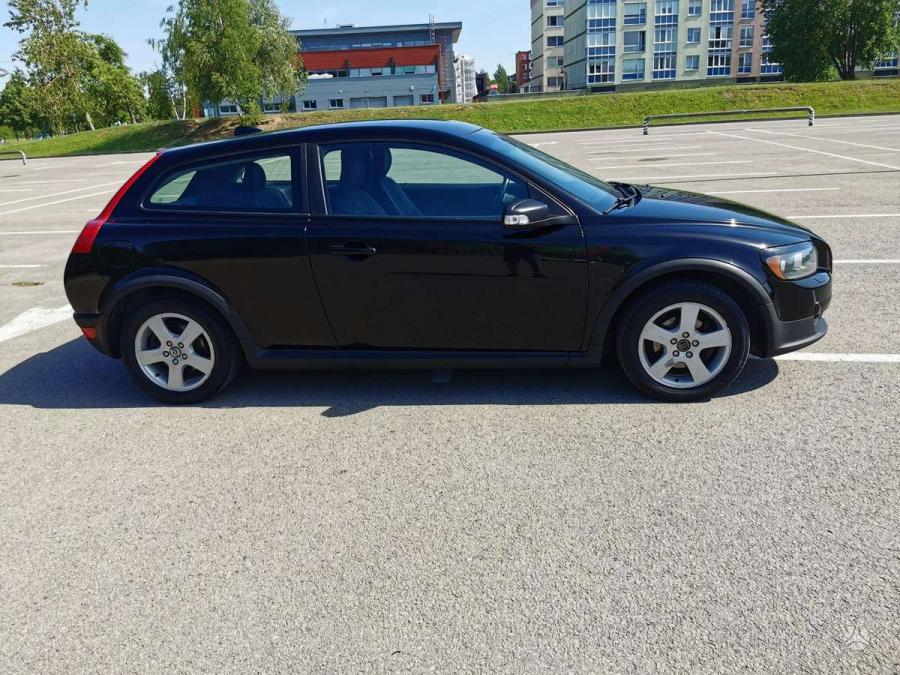 Melns Volvo C30 2008 Šauļi, ar dzinēja tilpumu 1.80 L un nobraukumu 332 tūkst. km par 1800 €, foto 5 vietnē AUTOMOTO.COM.LV