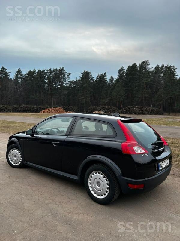 Black Volvo C30 2008 in Riga, with an engine capacity of 1.60 L and mileage of 299 thousand km for 2500 €, photo 3 on AUTOMOTO.COM.LV