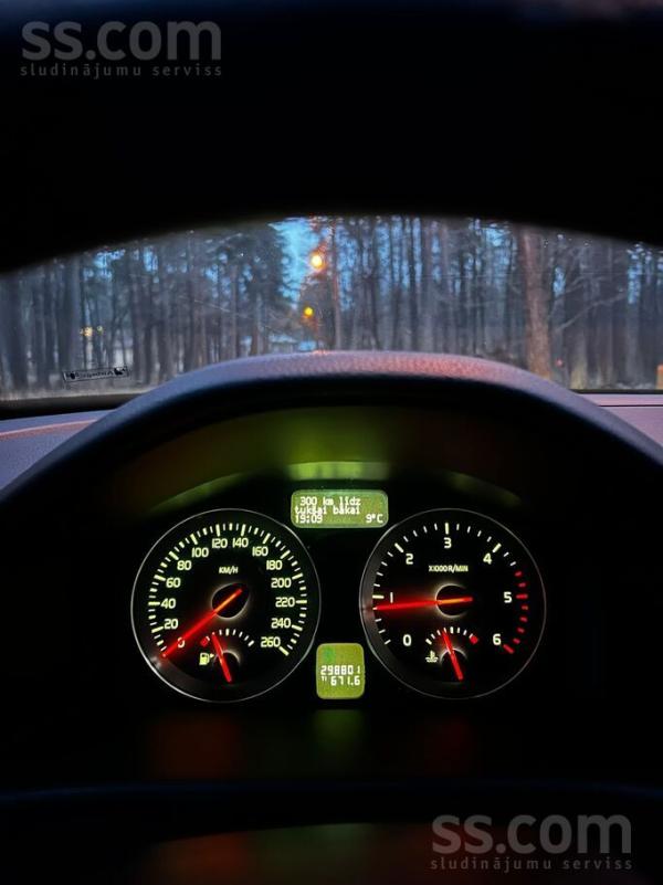 Black Volvo C30 2008 in Riga, with an engine capacity of 1.60 L and mileage of 299 thousand km for 2500 €, photo 6 on AUTOMOTO.COM.LV