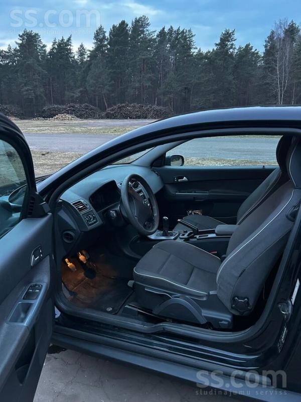 Black Volvo C30 2008 in Riga, with an engine capacity of 1.60 L and mileage of 299 thousand km for 2500 €, photo 9 on AUTOMOTO.COM.LV