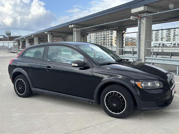 Melns Volvo C30 2008 Viļņa, ar dzinēja tilpumu 1.56 L un nobraukumu 317 tūkst. km par 640 €, foto 4 vietnē AUTOMOTO.COM.LV