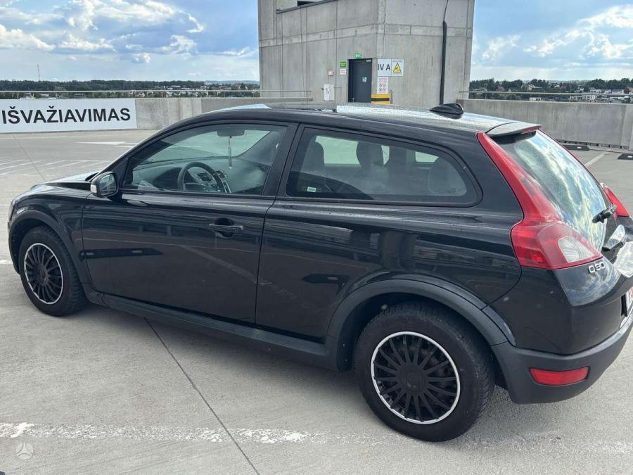 Black Volvo C30 2008 in Vilnius, with an engine capacity of 1.56 L and mileage of 317 thousand km for 640 €, photo 6 on AUTOMOTO.COM.LV