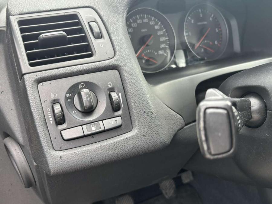 Black Volvo C30 2008 in Vilnius, with an engine capacity of 1.56 L and mileage of 317 thousand km for 640 €, photo 13 on AUTOMOTO.COM.LV