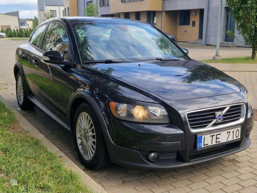 Black Volvo C30 2008 in Vilnius, with an engine capacity of 2.00 L and mileage of 291 thousand km for 1900 €, photo 3 on AUTOMOTO.COM.LV