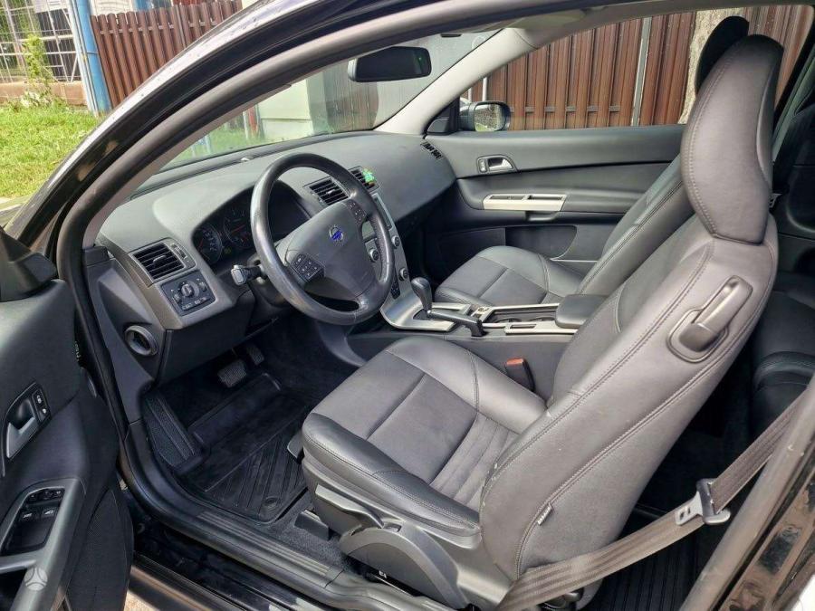 Black Volvo C30 2008 in Vilnius, with an engine capacity of 2.00 L and mileage of 291 thousand km for 1900 €, photo 5 on AUTOMOTO.COM.LV