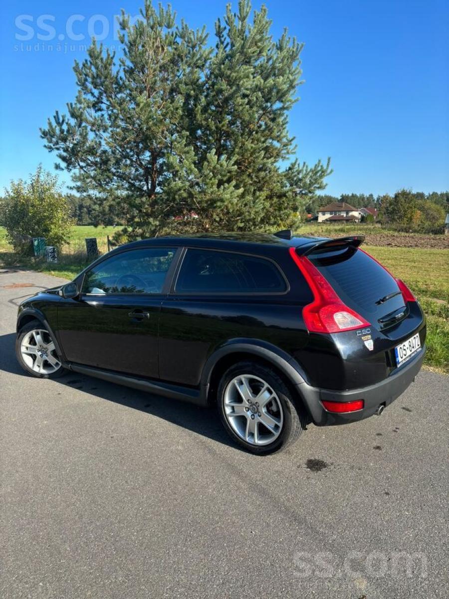 Black Volvo C30 2008 in Riga, with an engine capacity of 2.40 L and mileage of 279 thousand km for 2900 €, photo 1 on AUTOMOTO.COM.LV