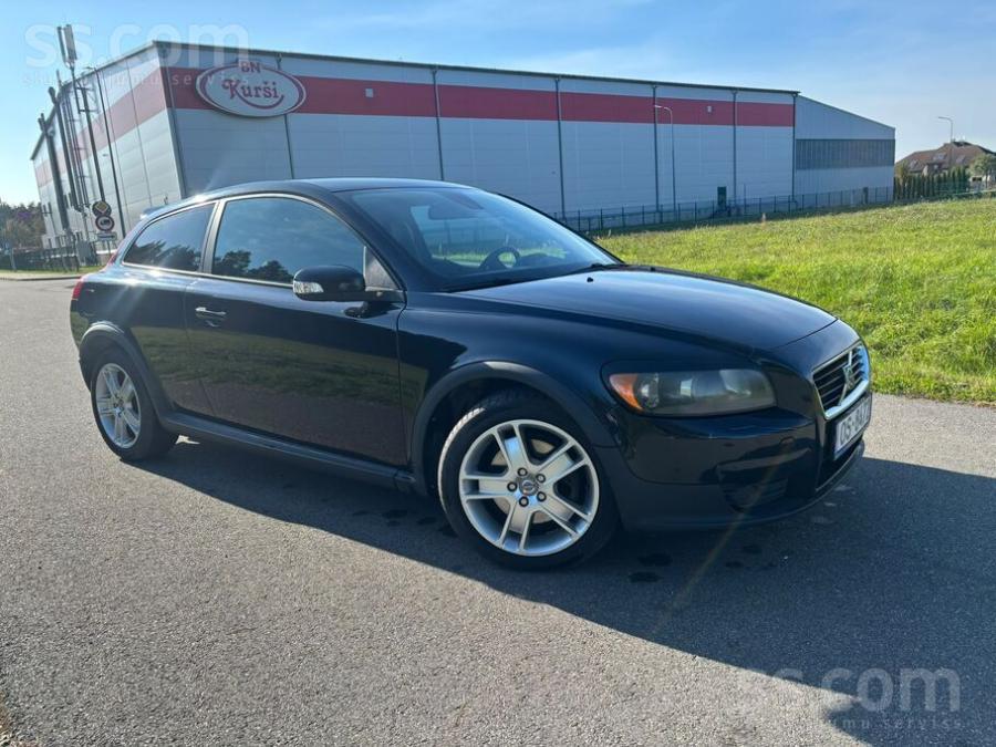 Black Volvo C30 2008 in Riga, with an engine capacity of 2.40 L and mileage of 279 thousand km for 2900 €, photo 5 on AUTOMOTO.COM.LV