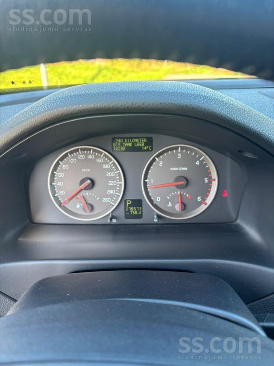Black Volvo C30 2008 in Riga, with an engine capacity of 2.40 L and mileage of 279 thousand km for 2900 €, photo 10 on AUTOMOTO.COM.LV
