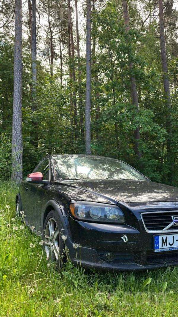 Black Volvo C30 2009 in Riga, with an engine capacity of 1.60 L and mileage of 260 thousand km for 900 €, photo 8 on AUTOMOTO.COM.LV