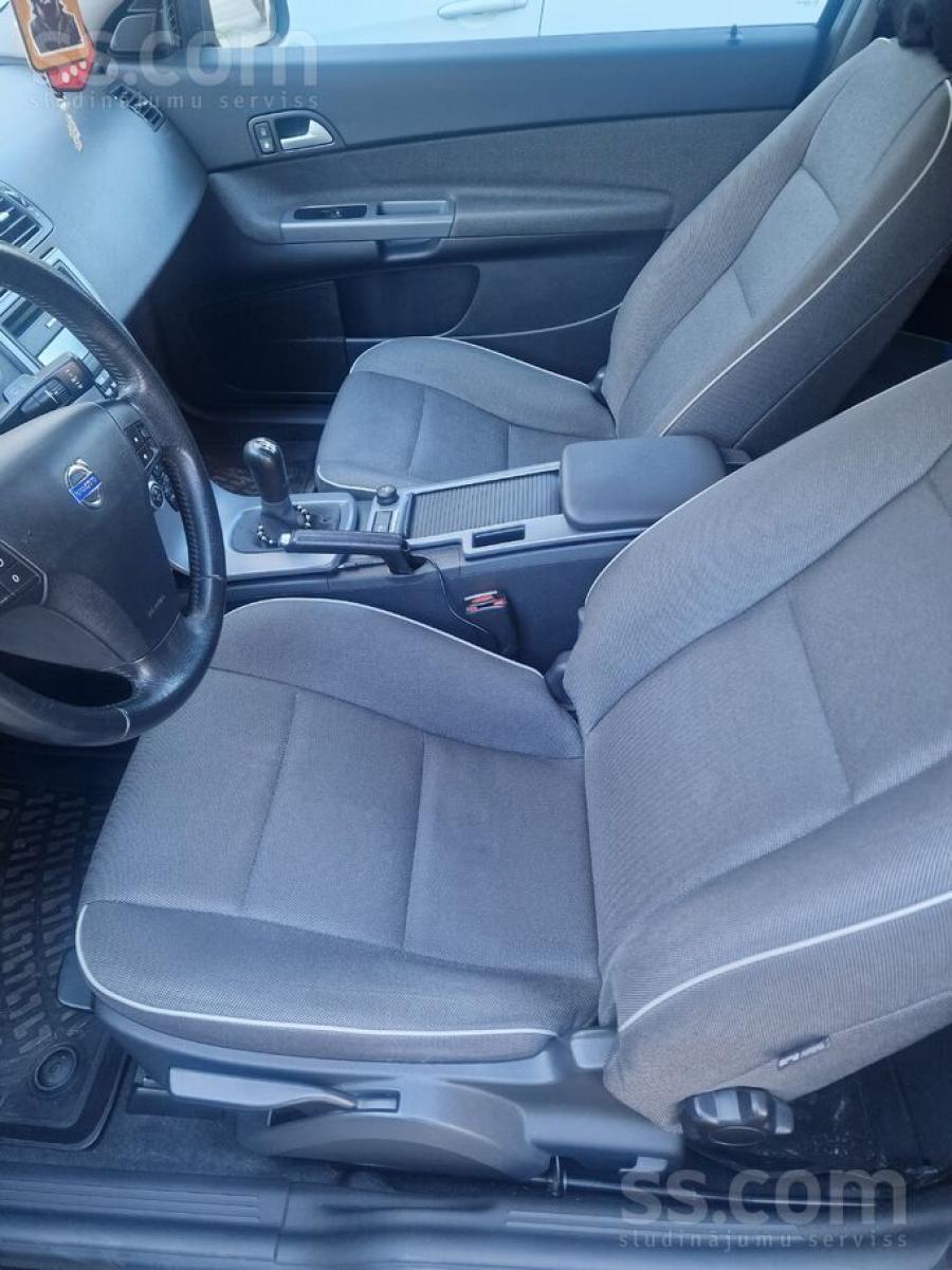 Black Volvo C30 2009 in Riga, with an engine capacity of 1.60 L and mileage of 243 thousand km for 3100 €, photo 4 on AUTOMOTO.COM.LV