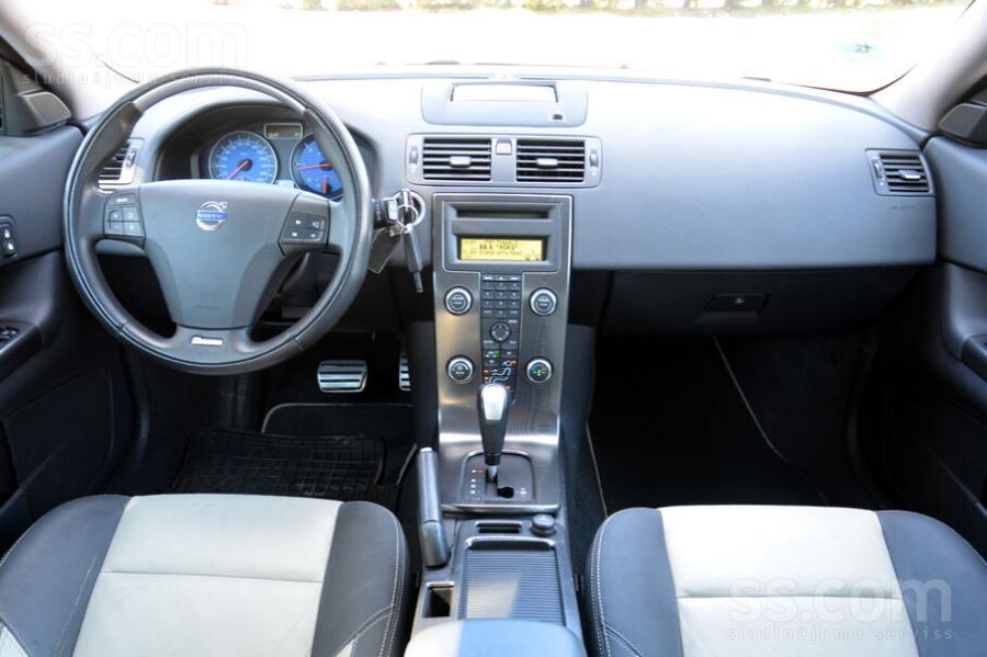 Black Volvo C30 2009 in Riga, with an engine capacity of 2.40 L and mileage of 313 thousand km for 3999 €, photo 4 on AUTOMOTO.COM.LV