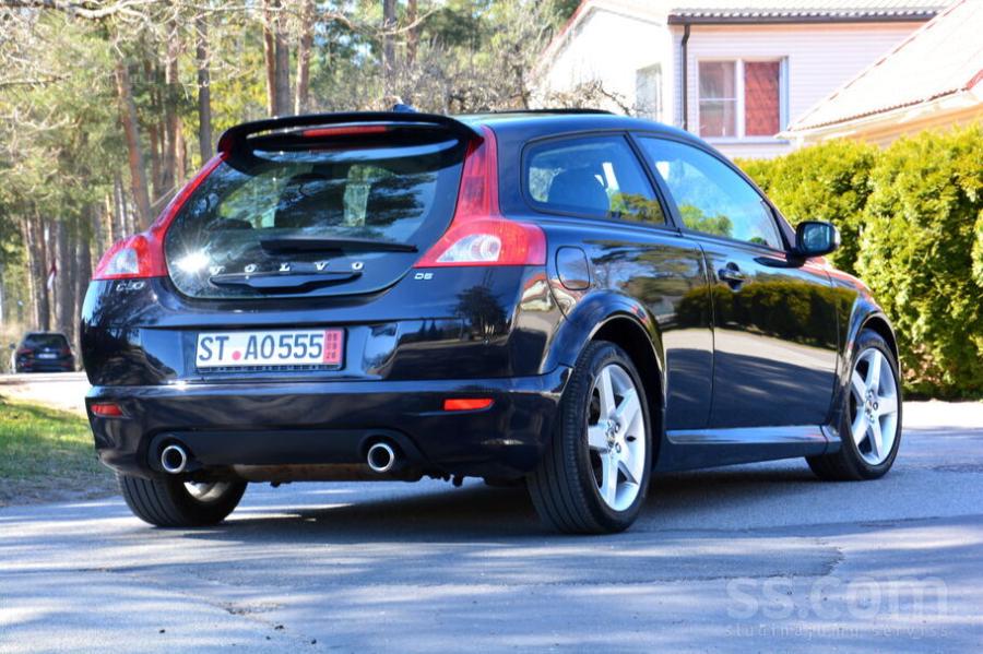 Black Volvo C30 2009 in Riga, with an engine capacity of 2.40 L and mileage of 313 thousand km for 3999 €, photo 6 on AUTOMOTO.COM.LV