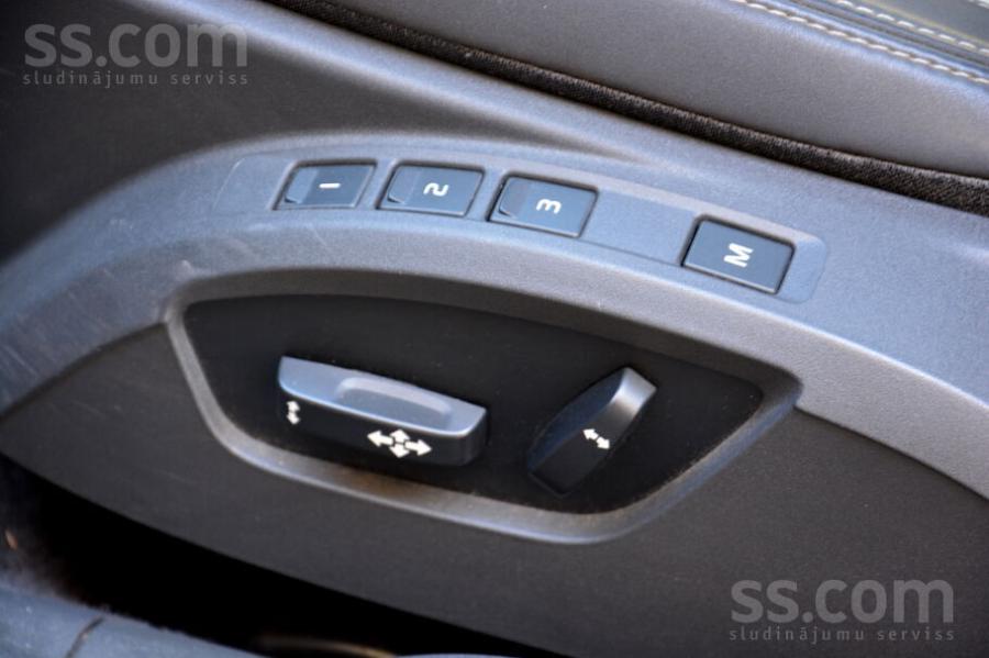 Black Volvo C30 2009 in Riga, with an engine capacity of 2.40 L and mileage of 313 thousand km for 3999 €, photo 9 on AUTOMOTO.COM.LV