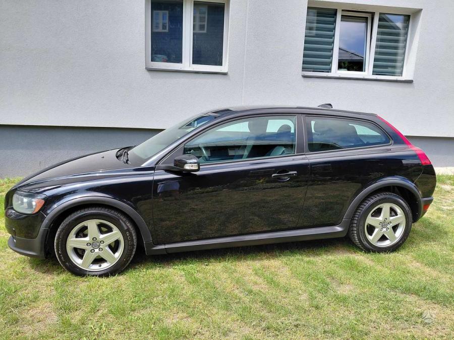 Melns Volvo C30 2009 Kazlų Rūda, ar dzinēja tilpumu 2.00 L un nobraukumu 222 tūkst. km par 4000 €, foto 3 vietnē AUTOMOTO.COM.LV
