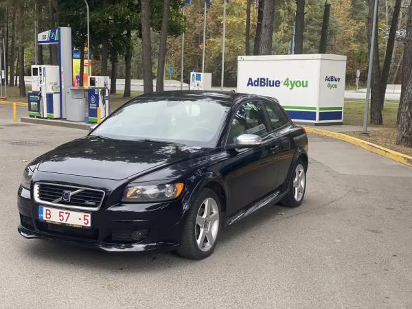 Black Volvo C30 2009 in Riga, with an engine capacity of 1.60 L and mileage of 268 thousand km for 900 €, photo 1 on AUTOMOTO.COM.LV