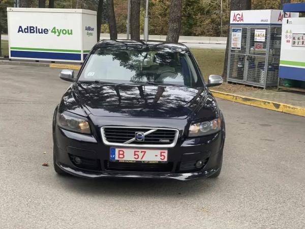 Black Volvo C30 2009 in Riga, with an engine capacity of 1.60 L and mileage of 268 thousand km for 900 €, photo 3 on AUTOMOTO.COM.LV