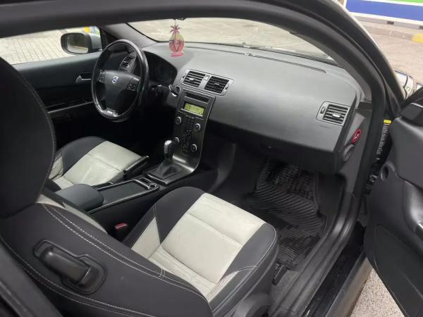 Black Volvo C30 2009 in Riga, with an engine capacity of 1.60 L and mileage of 268 thousand km for 900 €, photo 8 on AUTOMOTO.COM.LV