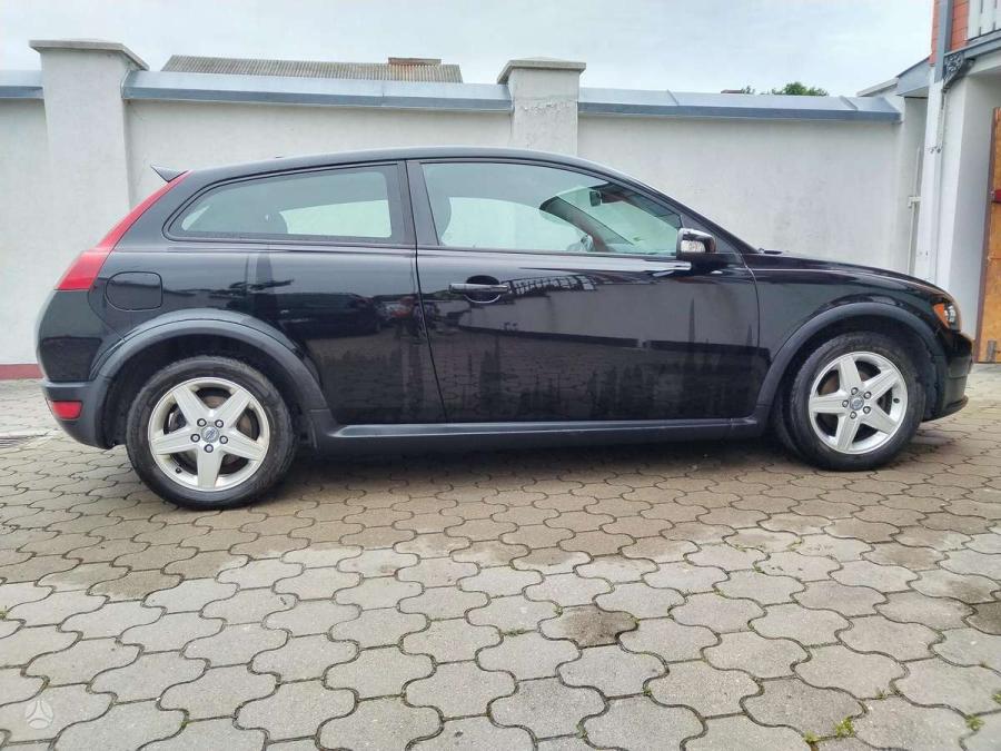 Melns Volvo C30 2009 Radviliškis, ar dzinēja tilpumu 2.00 L un nobraukumu 207 tūkst. km par 4700 €, foto 4 vietnē AUTOMOTO.COM.LV