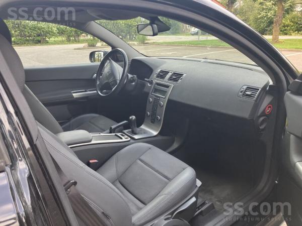 Black Volvo C30 2009 in Bauska, with an engine capacity of 1.60 L and mileage of 232 thousand km for 2450 €, photo 8 on AUTOMOTO.COM.LV