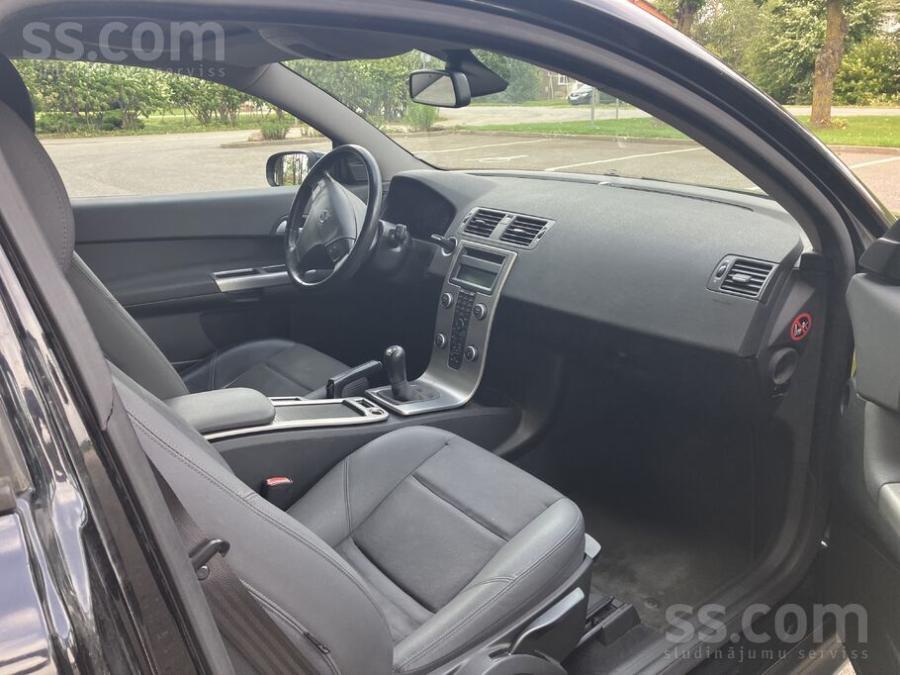 Black Volvo C30 2009 in Bauska, with an engine capacity of 1.60 L and mileage of 232 thousand km for 2450 €, photo 8 on AUTOMOTO.COM.LV